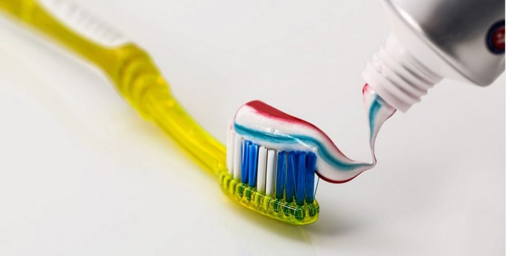 toothpaste-on-brush | Kuipers Ortho